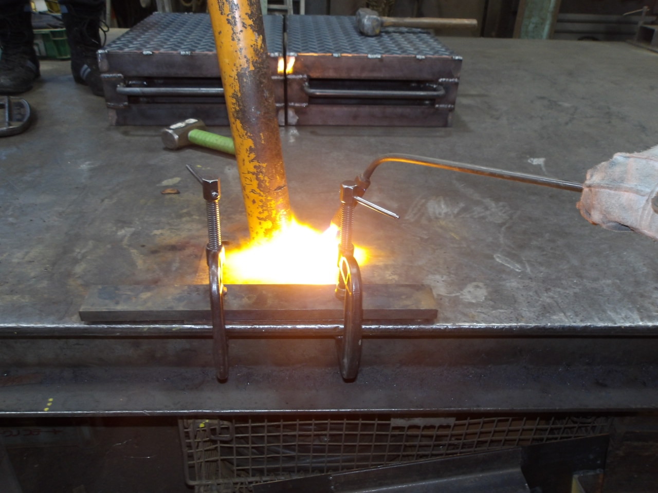 20240223 物流倉庫床 ガードポール修繕｜プラティナムハウス株式会社